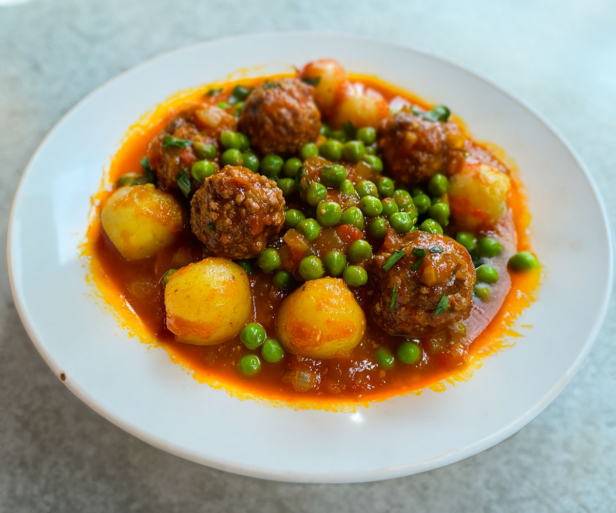 Mijoté de Boulettes Savoureuses aux Petits Pois et Pommes de Terre : Un ...