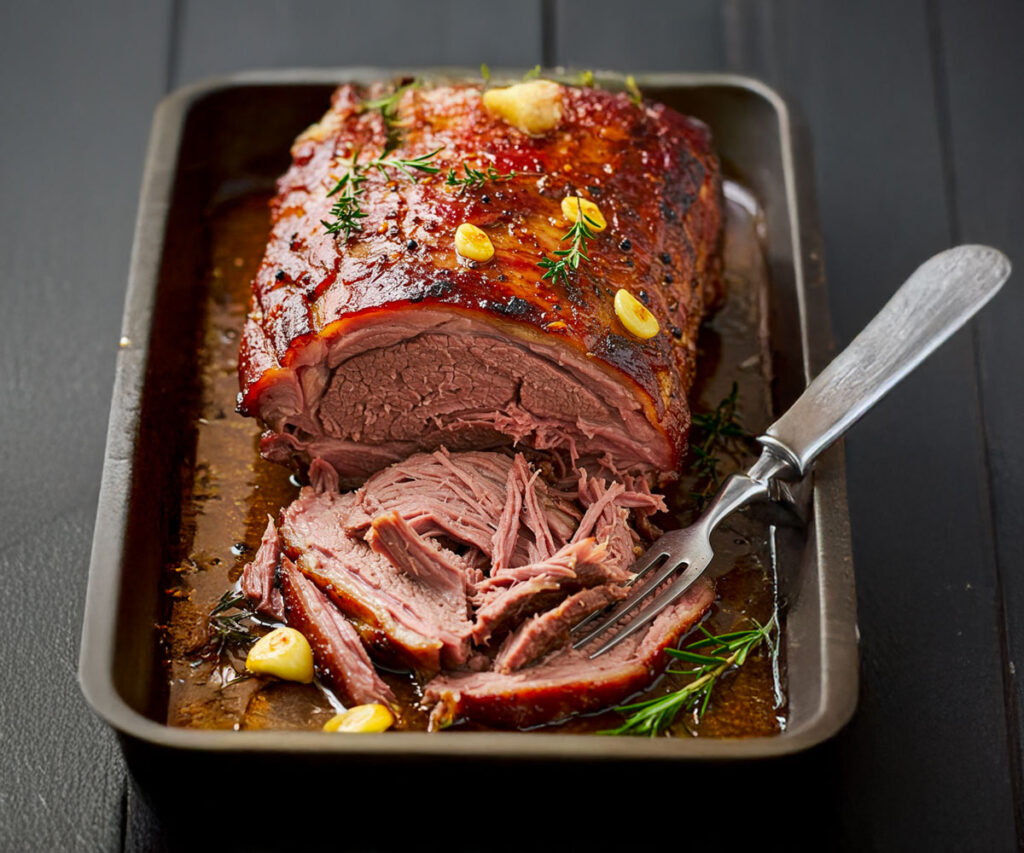 Épaule d’Agneau Lentement Confit au Vin Blanc & Miel : Un Plat qui Fond ...