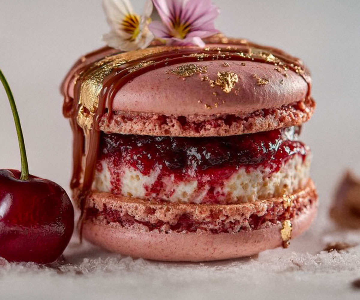 Tour de Macarons aux Cerises – Élégance et Douceur en Étages – Cuisine